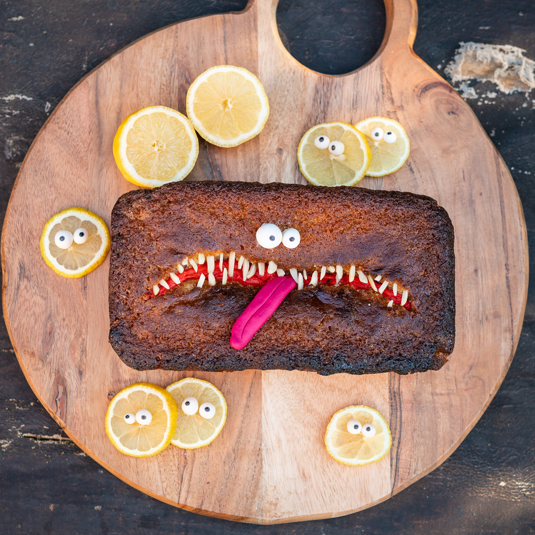 gruseliger Halloween Lemon Drizzle Cake